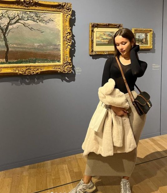 Ellie Leen Biography